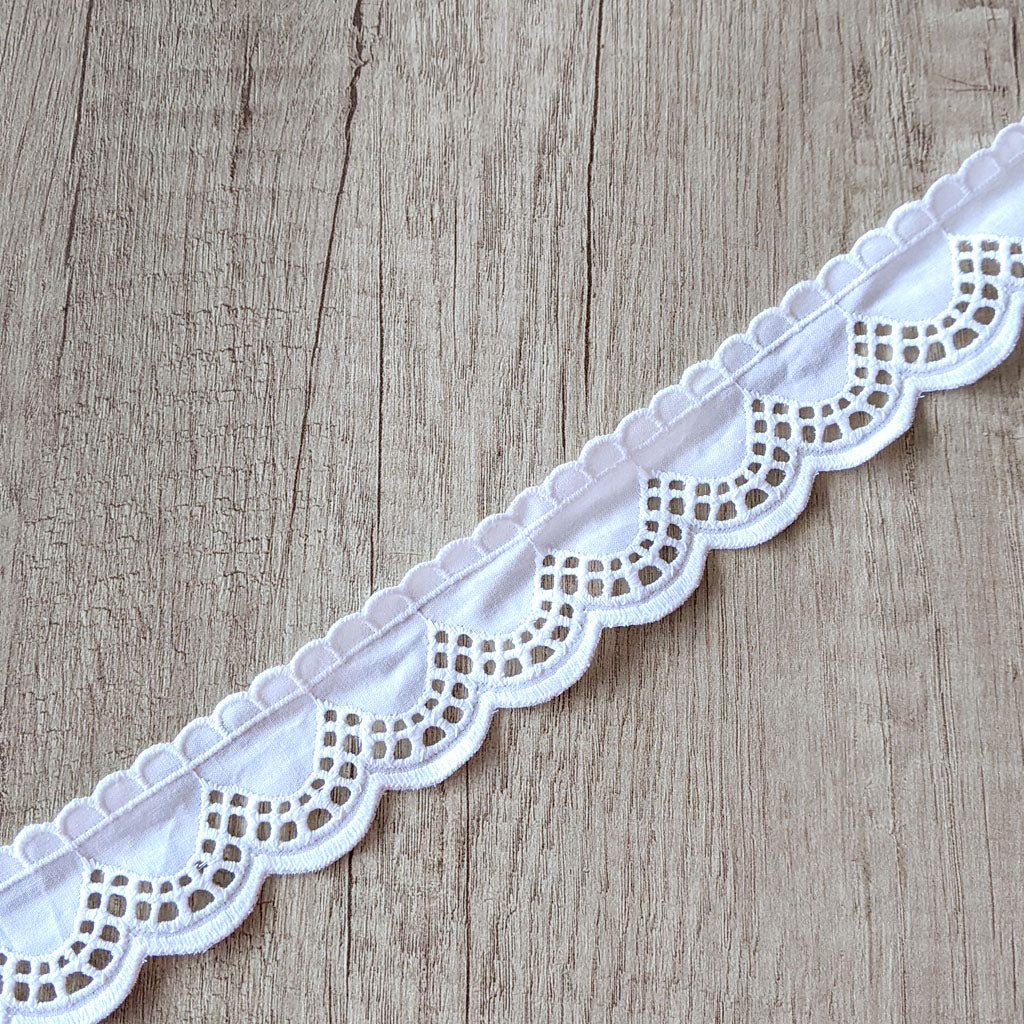 Galon broderie anglaise écru vague et trous 40 mm – Super Bison