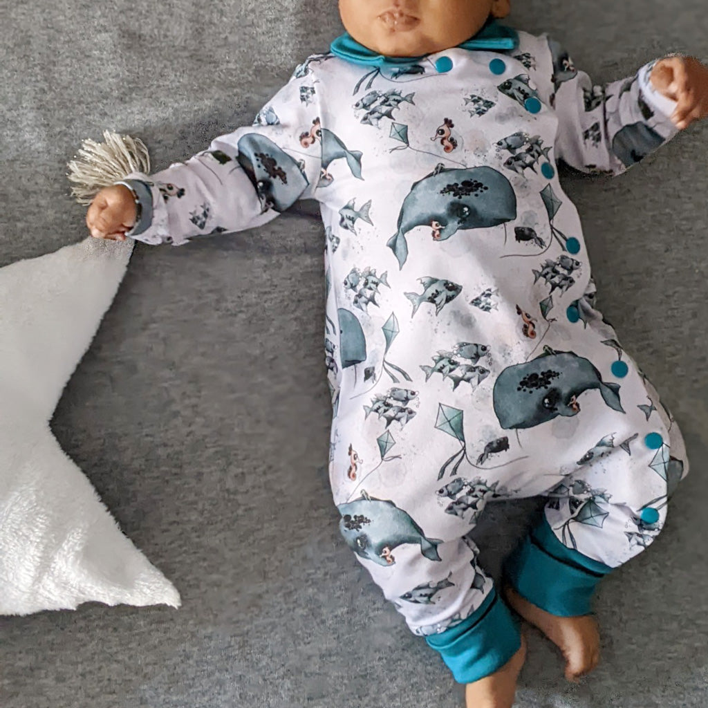 Patron bébé : Pyjama Honey du 3 au 24 mois (PDF) – Super Bison